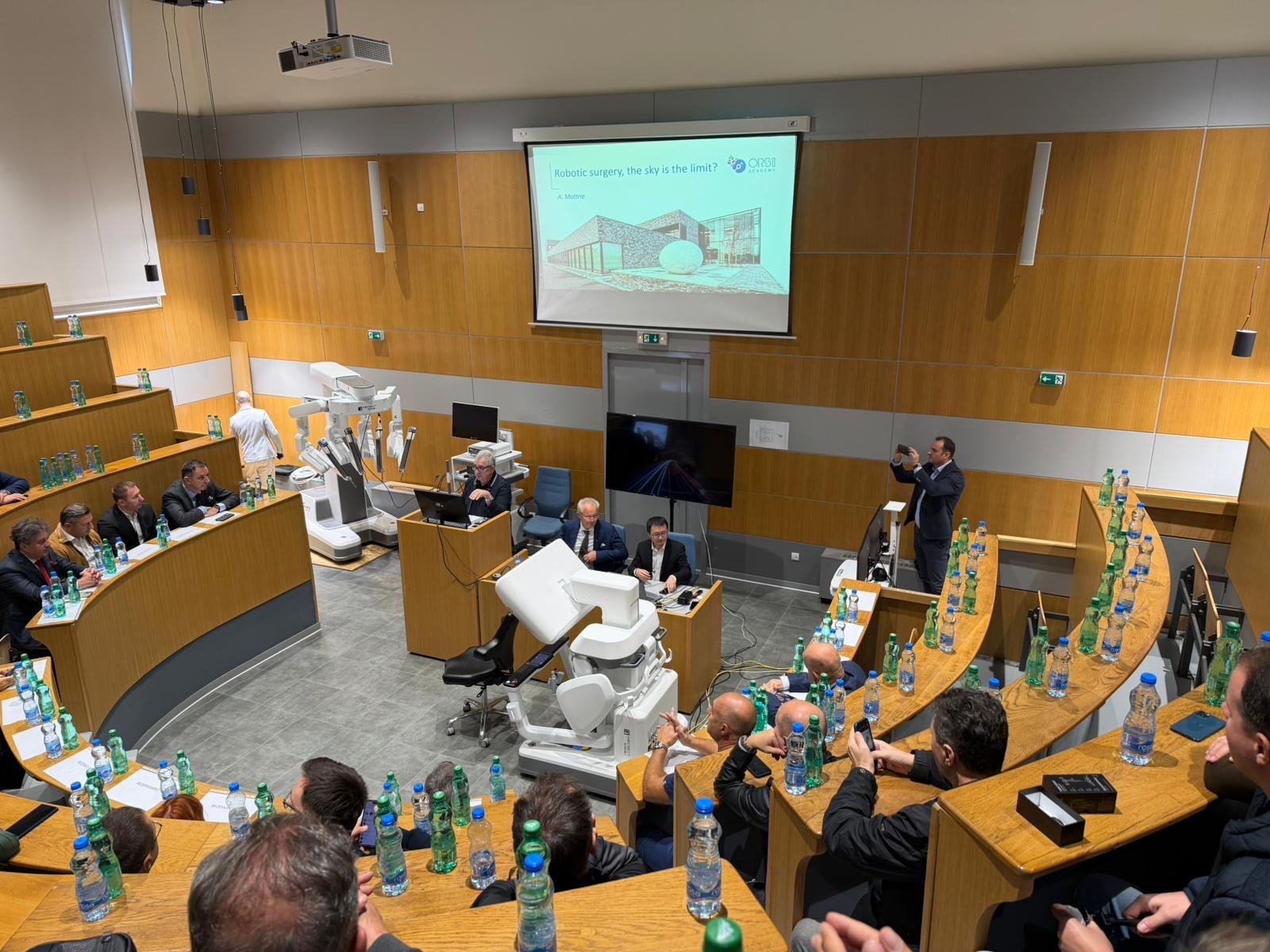 Delegacija KCUS-a prisustvovala prvoj telehirurškoj robotskoj operaciji ...